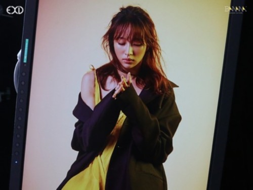 组图:EXID成员Hani拍写真花絮公开 红衣明艳亮眼_北京时间