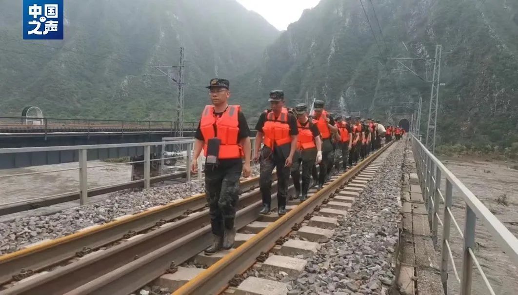 K396的第一批物资，是他们背进去的！_北京时间