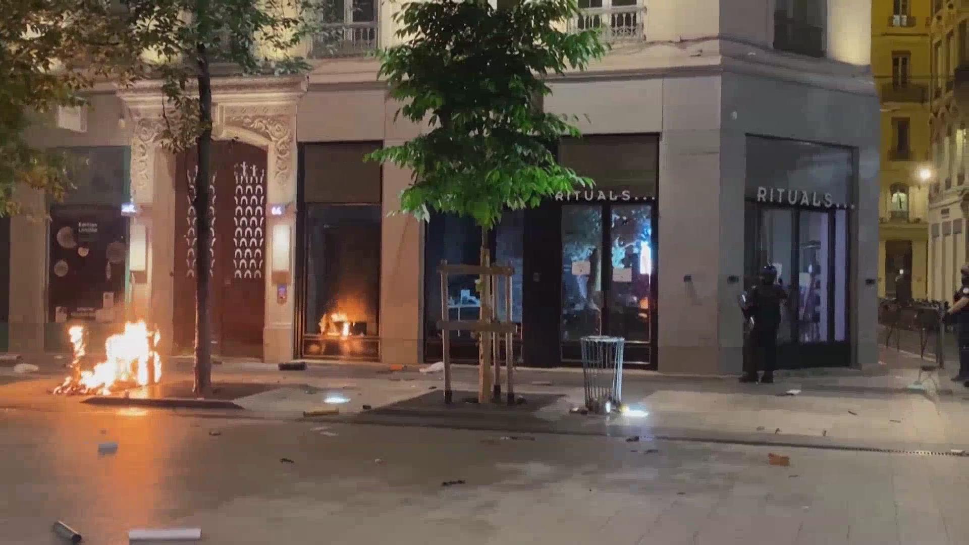 法国骚乱持续 马克龙推迟访德_北京时间