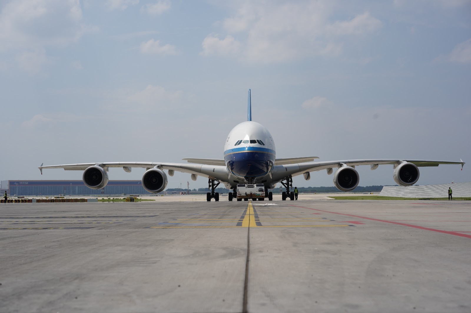 空客A380亮相大兴机场“兴快线”