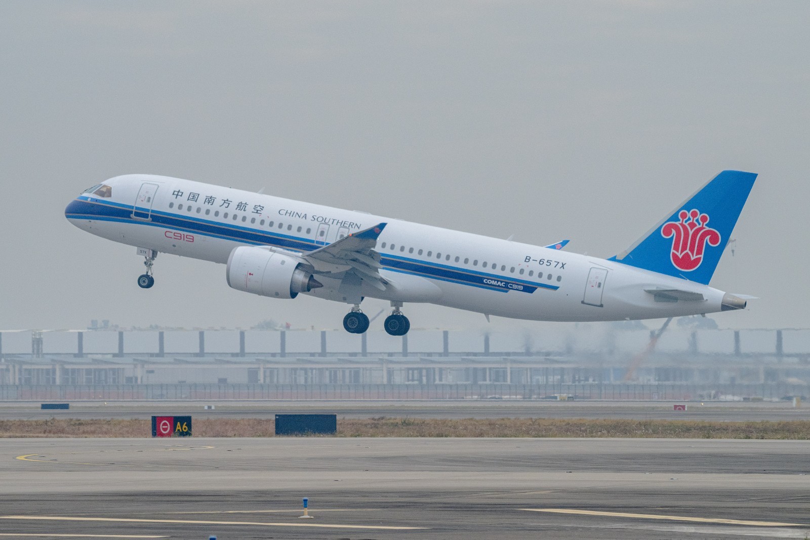 南航C919国产大飞机首度亮相春运_北京时间